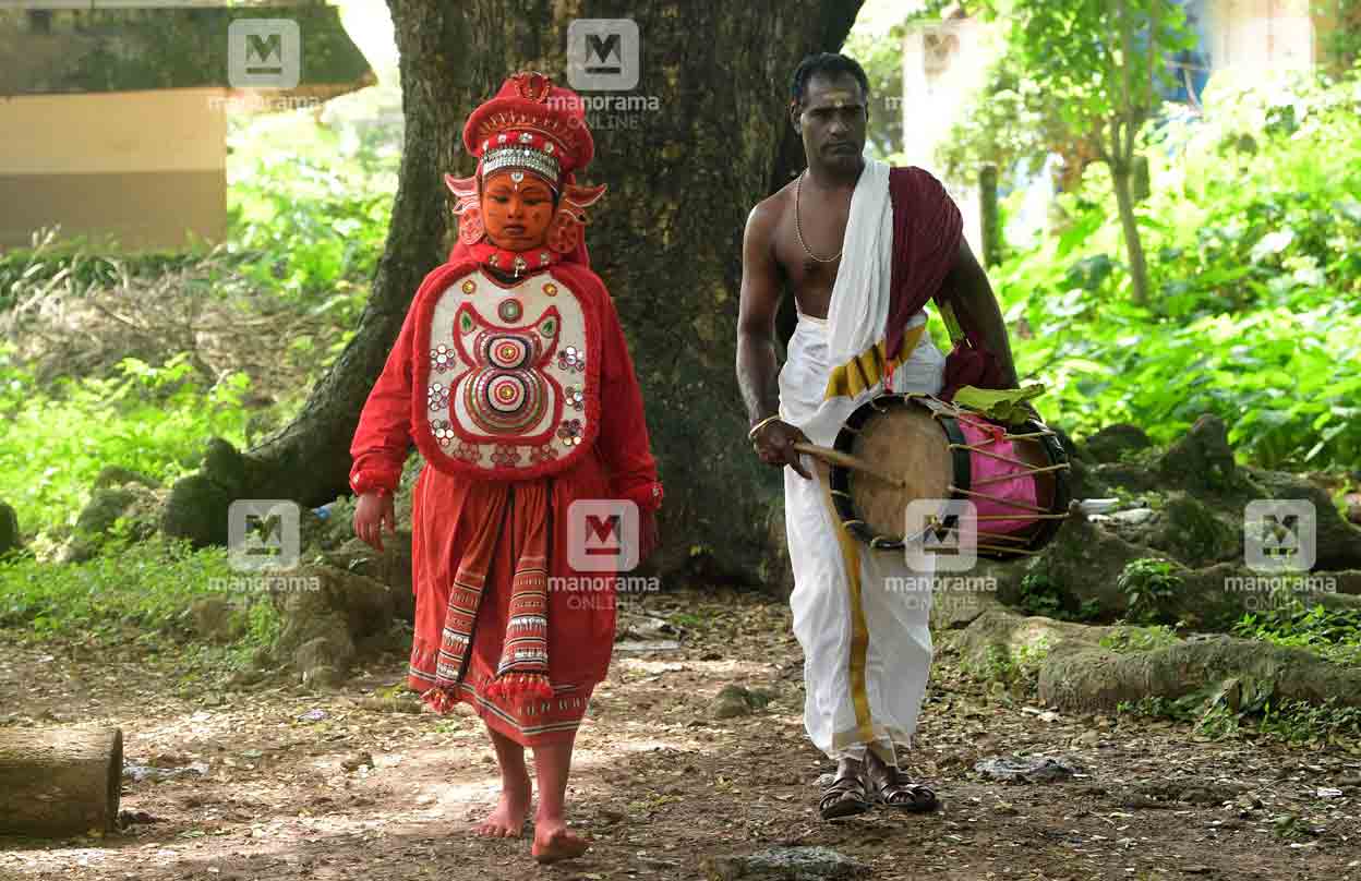 അനുഗ്രഹം നൽകി നാട്ടുവഴികളിലൂടെ ആടിവേടൻ -Aadivedan Theyyam | Karkidaka ...