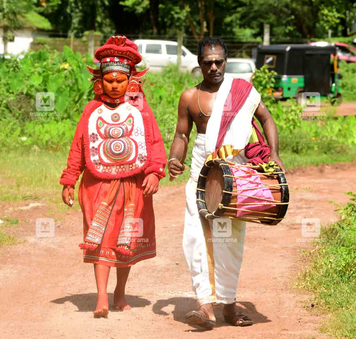 അനുഗ്രഹം നൽകി നാട്ടുവഴികളിലൂടെ ആടിവേടൻ -Aadivedan Theyyam | Karkidaka ...