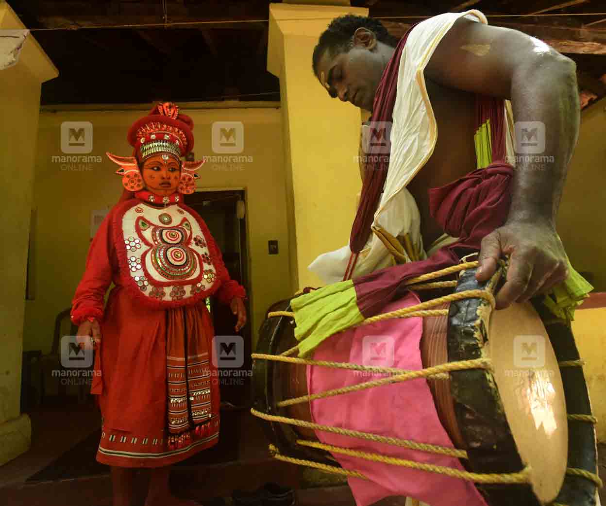 അനുഗ്രഹം നൽകി നാട്ടുവഴികളിലൂടെ ആടിവേടൻ -Aadivedan Theyyam | Karkidaka ...