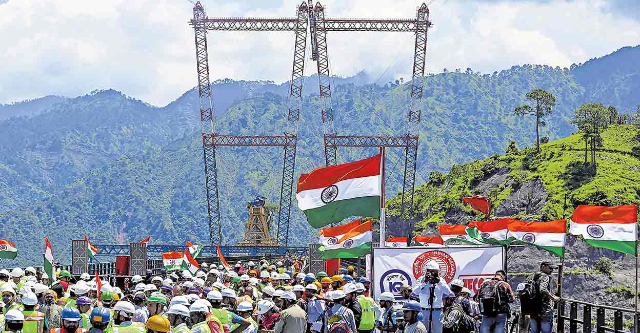 അഭിമാനത്തോടെ തലയുയർത്തുന്നു; ലോകത്തിലെ ഉയരം കൂടിയ പാലം | Srinagar ...