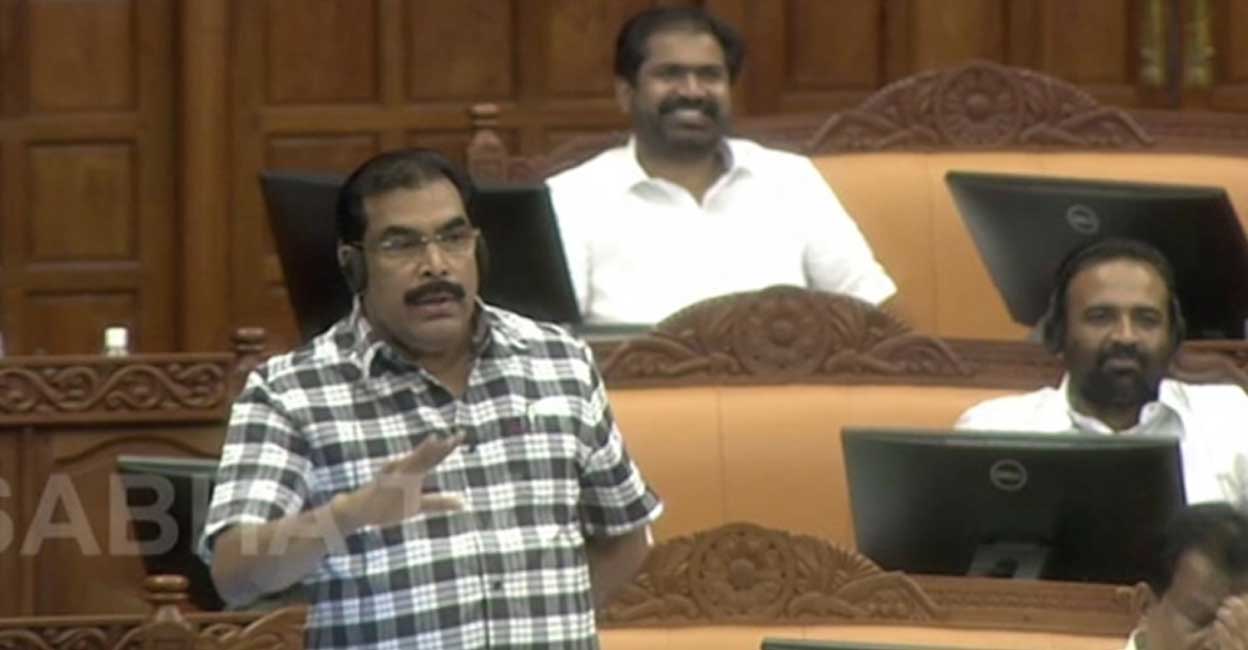 ‘ലോകായുക്തയുടെ പല്ല് പറിച്ചതുപോലെ നായ്ക്കളുടെ പല്ല് പറിക്കണം': സ ...