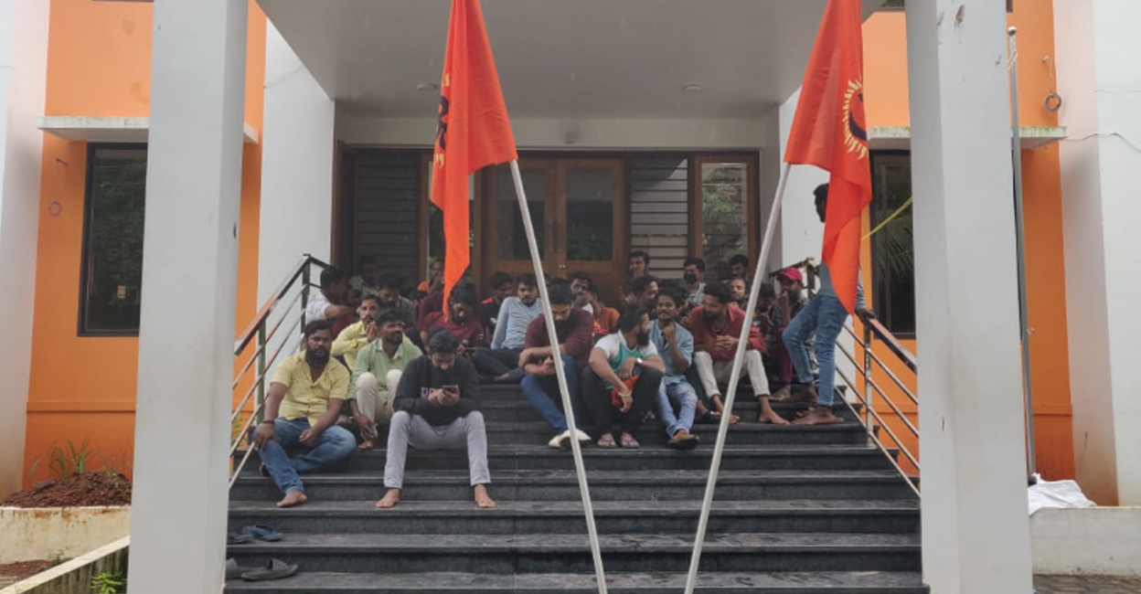 ബിജെപി നേതാക്കൾ സിപിഎമ്മിനെ പിന്തുണച്ചോ?! കാസർകോട് അണികളുടെ പ്രതിഷേധം ...