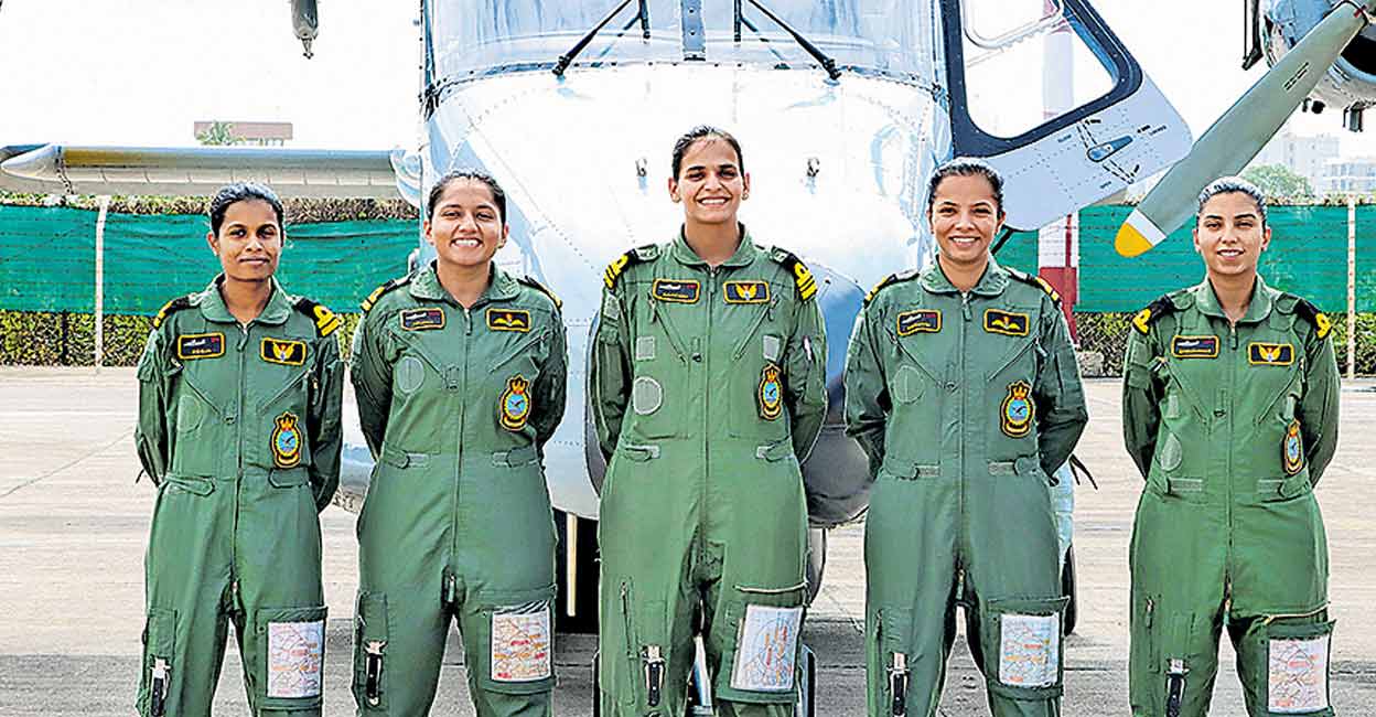 ചരിത്രത്തിലേക്കു പറന്ന് സേനയിലെ വനിതാസംഘം | Indian Navy | Manorama News