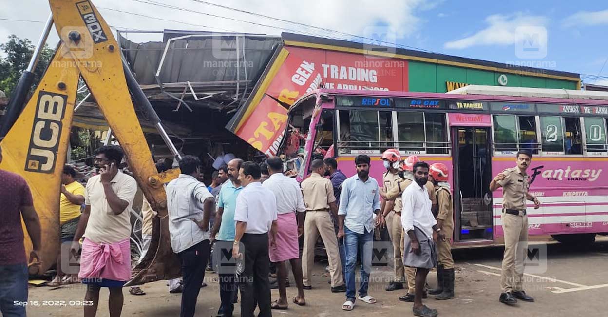 വൈത്തിരിയില്‍ സ്വകാര്യബസ് കടകള്‍ക്കുള്ളിലേക്കു പാഞ്ഞുകയറി; യാത്രക്കാര് ...