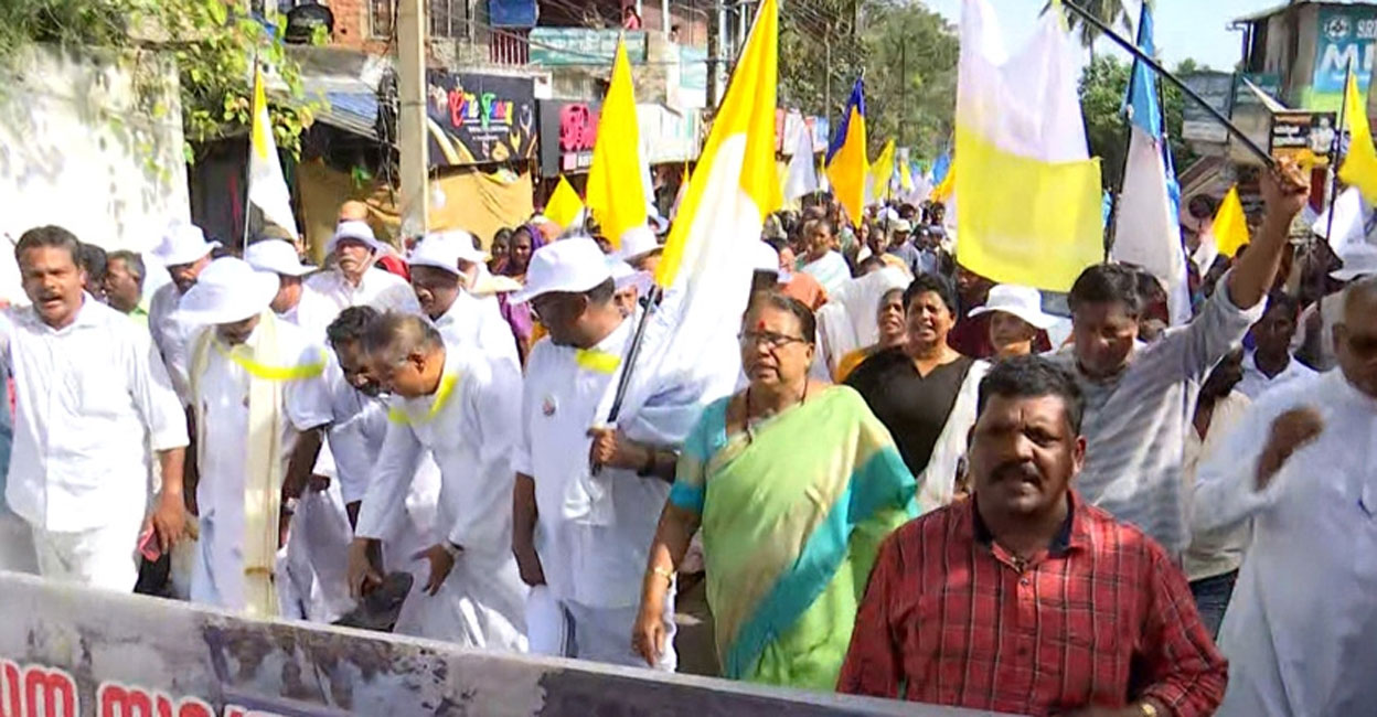 തുറമുഖ കവാടത്തിലേക്ക് ആയിരങ്ങളുടെ ബഹുജന മാർച്ച്; സമരത്തിനെതിരെ ...
