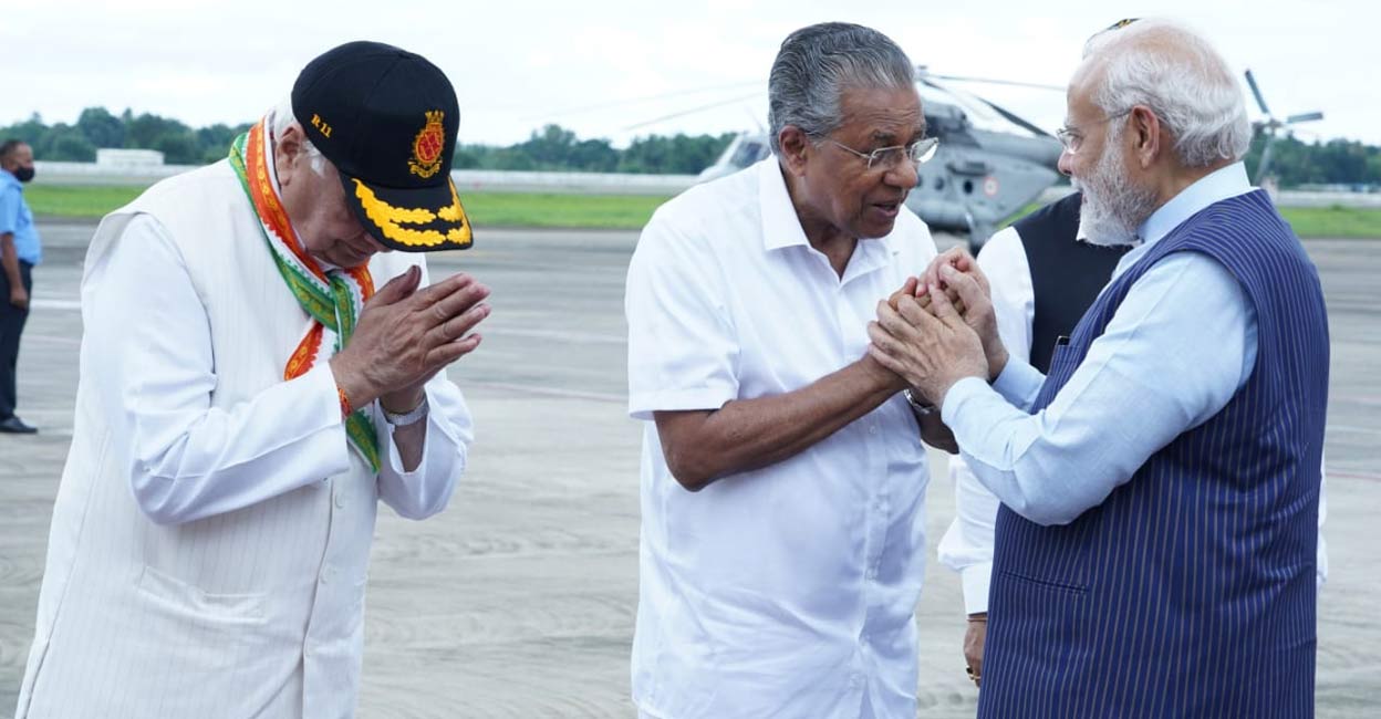 മുഖ്യമന്ത്രിയുടെ കൈ ചേർത്തു പിടിച്ച് പ്രധാനമന്ത്രി – ചിത്രങ്ങ ...