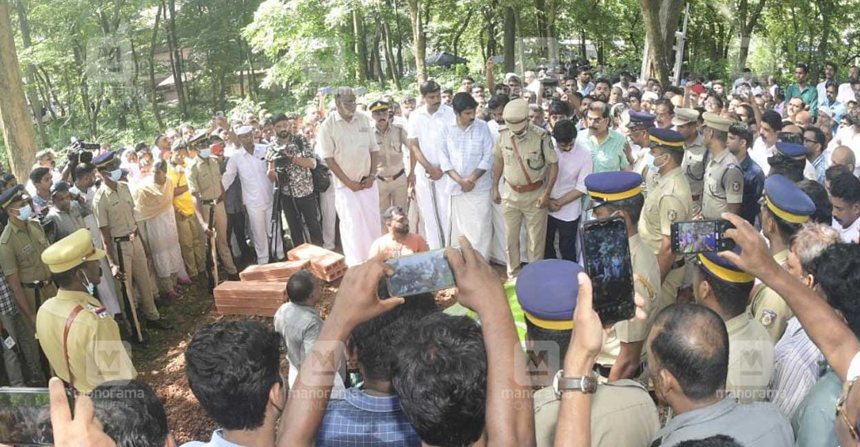 ആര്യാടൻ മുഹമ്മദിന് കണ്ണീരോടെ വിട ചൊല്ലി നാട്; കാണാനെത്തി ആയിരങ്ങ ...