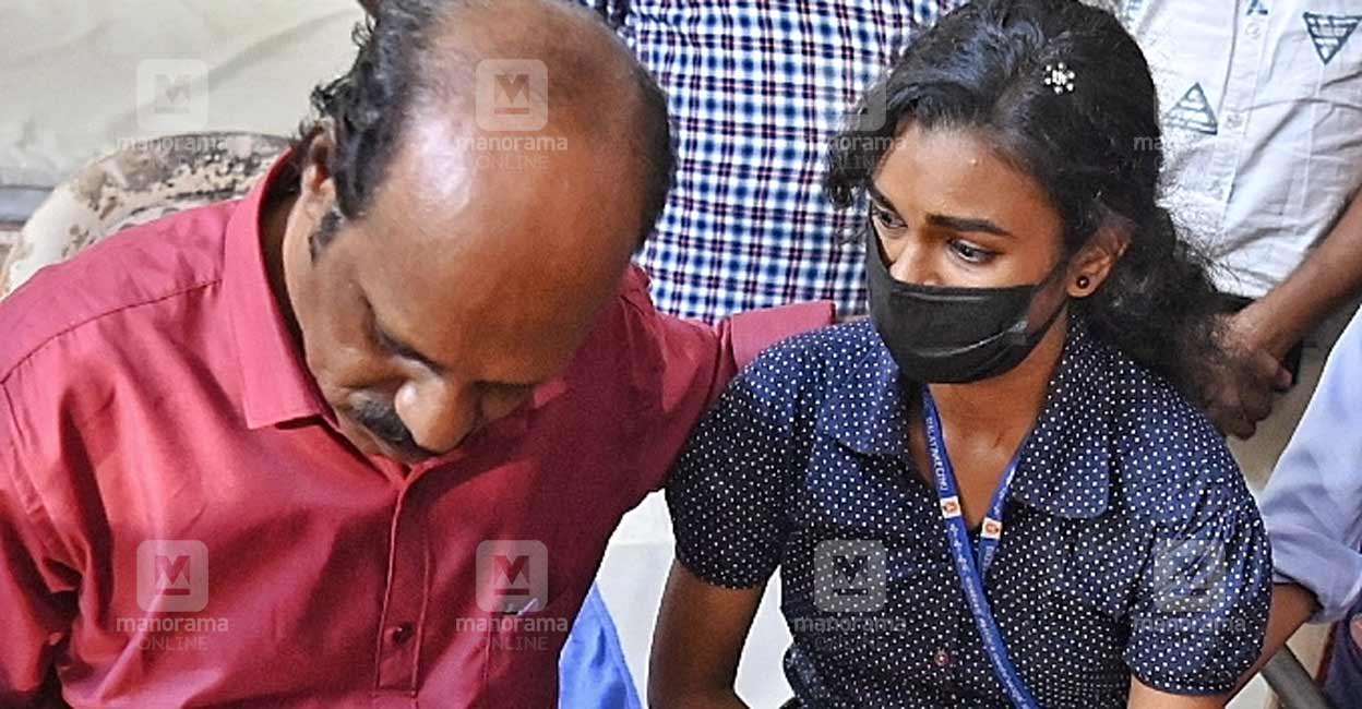 പോകാമെന്നു പറഞ്ഞപ്പോഴേക്കും പപ്പയുടെ കൈ പിടിച്ചു; ബലമായി പിടിച്ചു മ ...