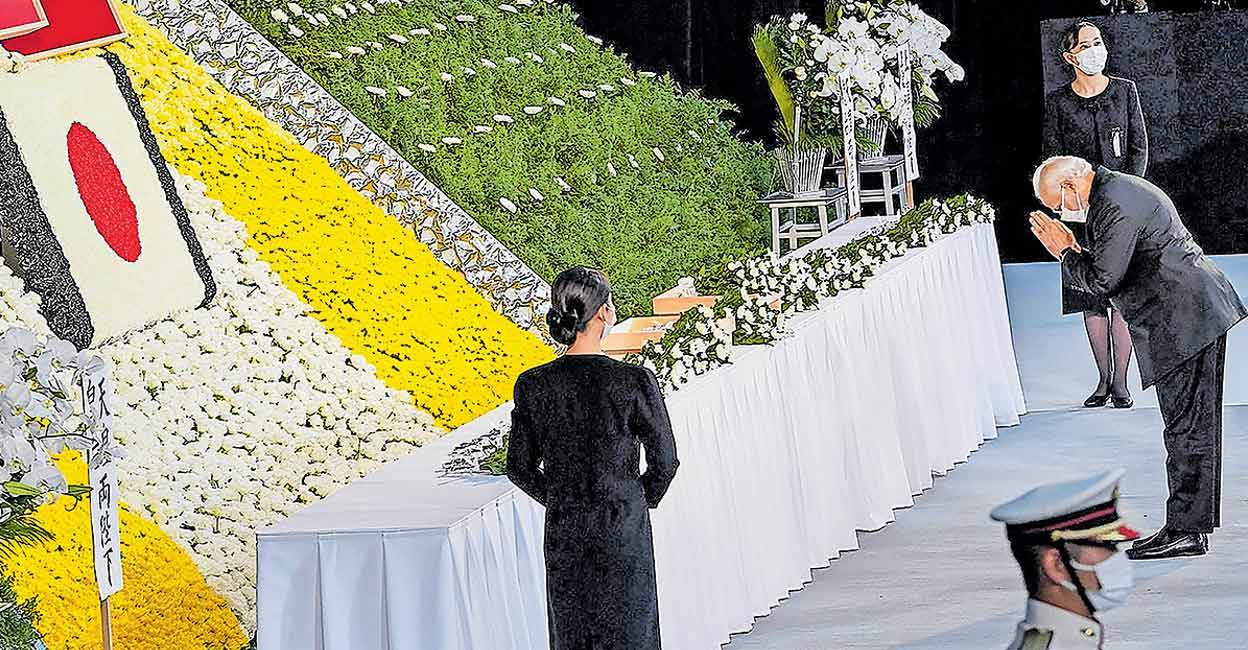 മോദി പൂക്കളർപ്പിച്ചു; അബെയ്ക്ക് വിടയേകി ജപ്പാൻ | Shinzo Abe | Manorama ...