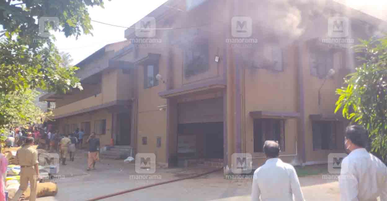 ഇരിങ്ങാലക്കുടയിൽ വെളിച്ചെണ്ണ ഫാക്ടറിയിൽ തീപിടിത്തം; തീയണയ്ക്കാൻ ശ്രമം - Fire Accident ...