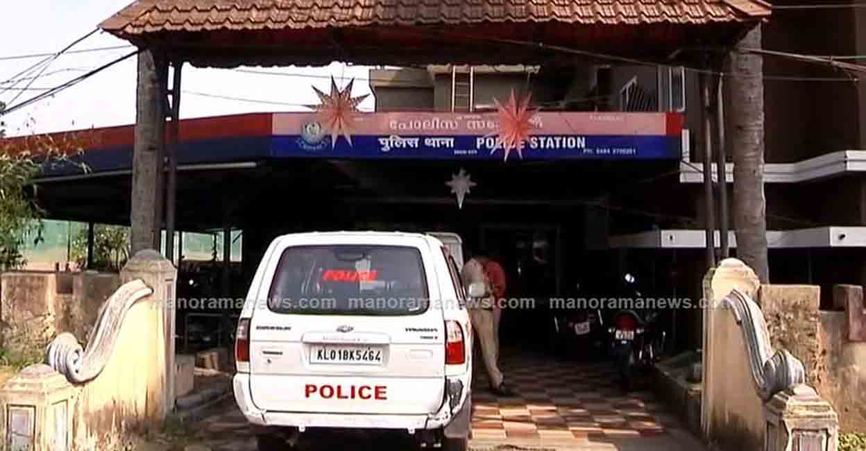 വനിതാ സിപിഒയ്ക്ക് മാനസിക സമ്മർദം; പനങ്ങാട് സ്റ്റേഷനിൽ നാടകീയ സംഭവങ്ങ ...