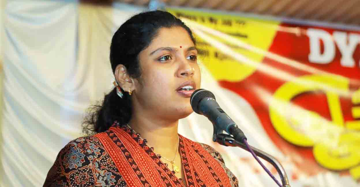 ചിന്തയുടെ പിഎച്ച്ഡി പ്രബന്ധം വിദഗ്ധ സമിതിയെ നിയോഗിച്ച് പുനഃപരിശോധിക്കണം: ഗവർണർക്ക് നിവേദനം ...