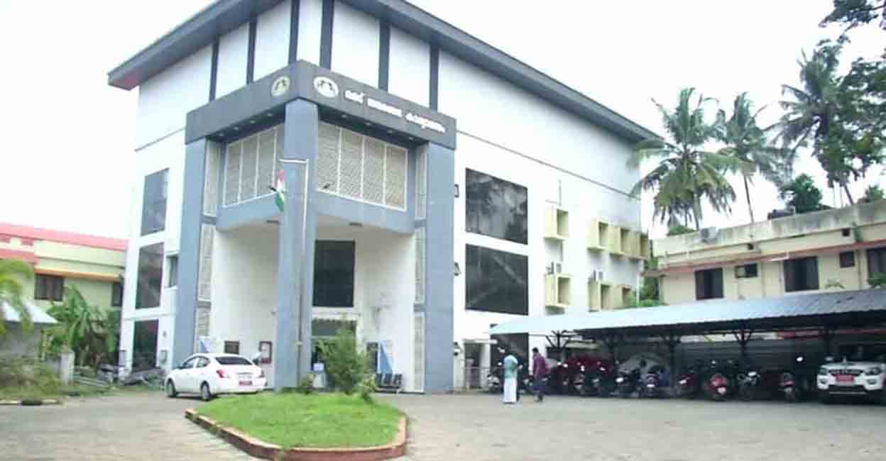 മരട് നഗരസഭാ കൗൺസിൽ യോഗത്തിൽ കയ്യാങ്കളി; ഉപാധ്യക്ഷയുൾപ്പെടെ ആശുപത്രിയി ...