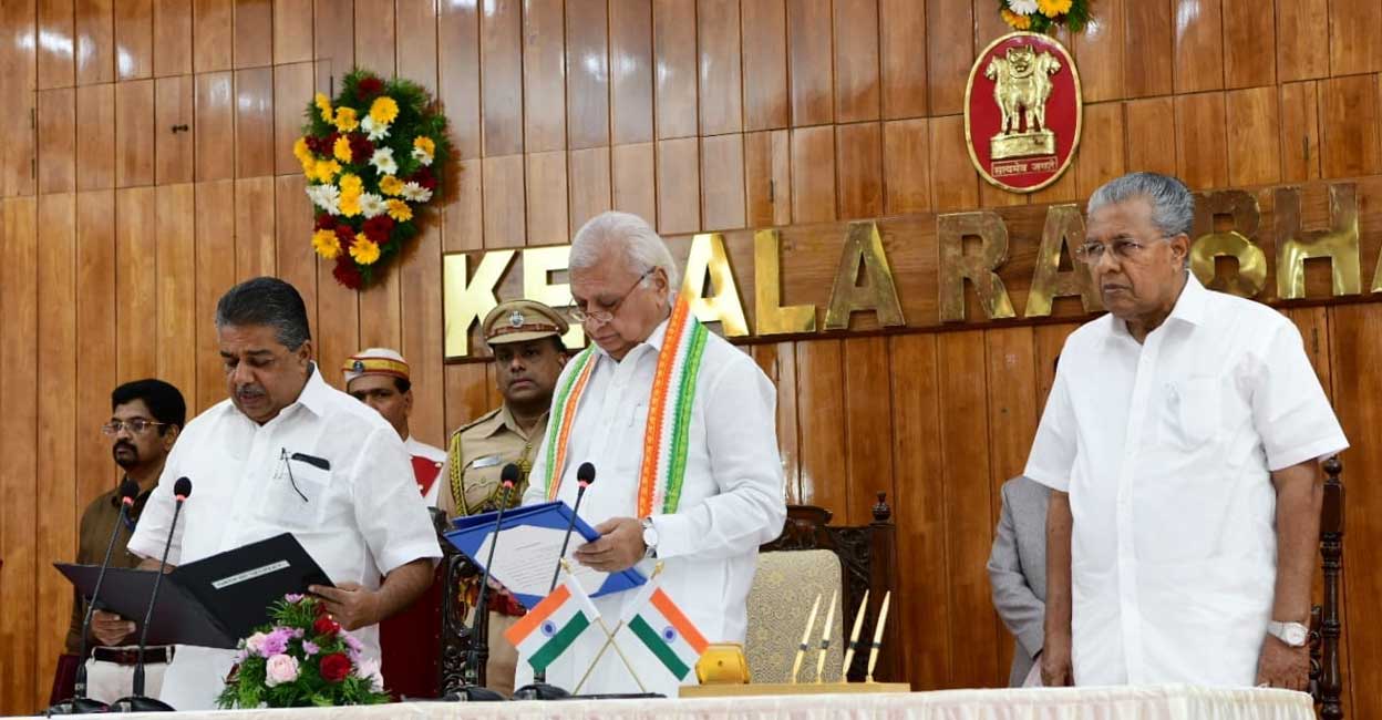 ‘ഉളുപ്പില്ലാത്ത മൂന്ന് പേർ ഒരേ ഫ്രേമിൽ മുൻനിരയിൽ’; രൂക്ഷപരിഹാസവുമായി ബ ...