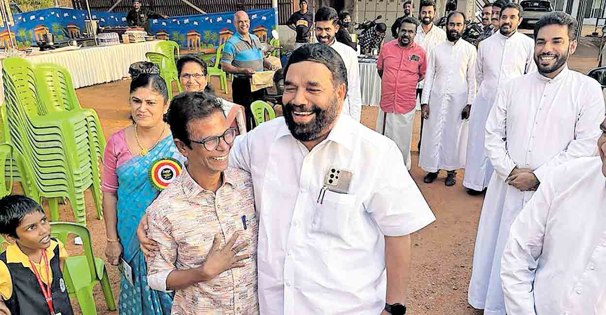 വിവാദ പ്രസ്താവനയ്ക്കു ശേഷം മന്ത്രിയും ഇന്ദ്രൻസും മുഖാമുഖം - Minister V ...