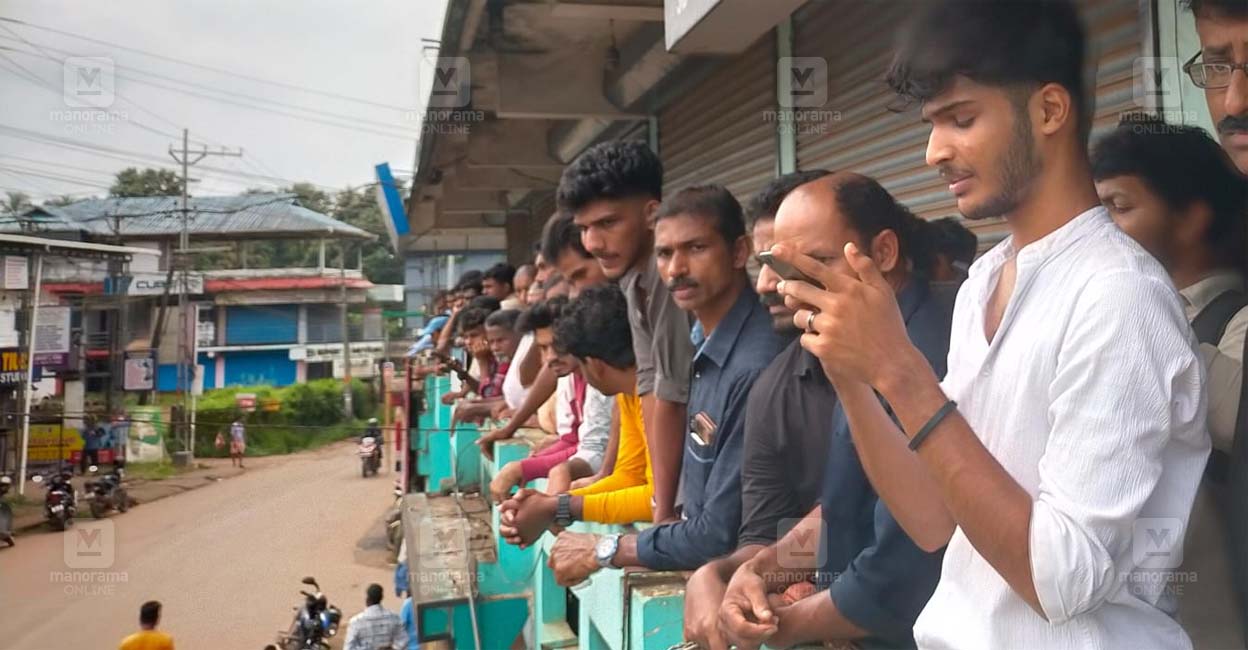ഉളിക്കൽ ടൗണിനെ വിറപ്പിച്ച കാട്ടുകൊമ്പൻ മടങ്ങുന്നു; കർണാടക വനമേഖലയോട് ...