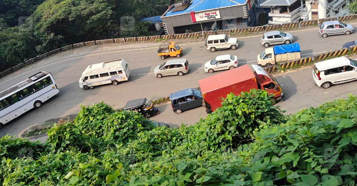ഗതാഗതക്കുരിക്കിൽ താമരശേരി ചുരം; യാത്രക്കാർ ഭക്ഷണവും വെള്ളവും ...