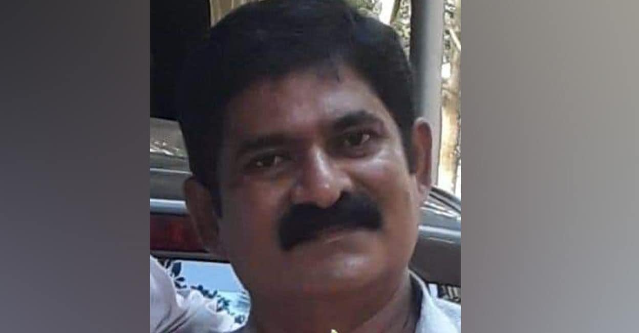 സഹോദരനും സുഹൃത്തിനുമൊപ്പം മദ്യപിച്ച ശേഷം കിടന്നുറങ്ങിയ ആൾ മരിച്ച നിലയി ... സഹോദരനും സുഹൃത്തിനുമൊപ്പം മദ്യപിച്ച ശേഷം കിടന്നുറങ്ങിയ ആൾ മരിച്ച നിലയി ...
