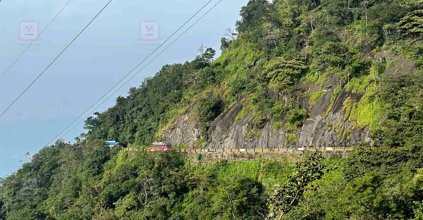 ഷാൾ കെട്ടി മറ തീർത്ത് വഴിയരികിൽ മൂത്രമൊഴിക്കേണ്ടി വന്ന സ്ത്രീക ...