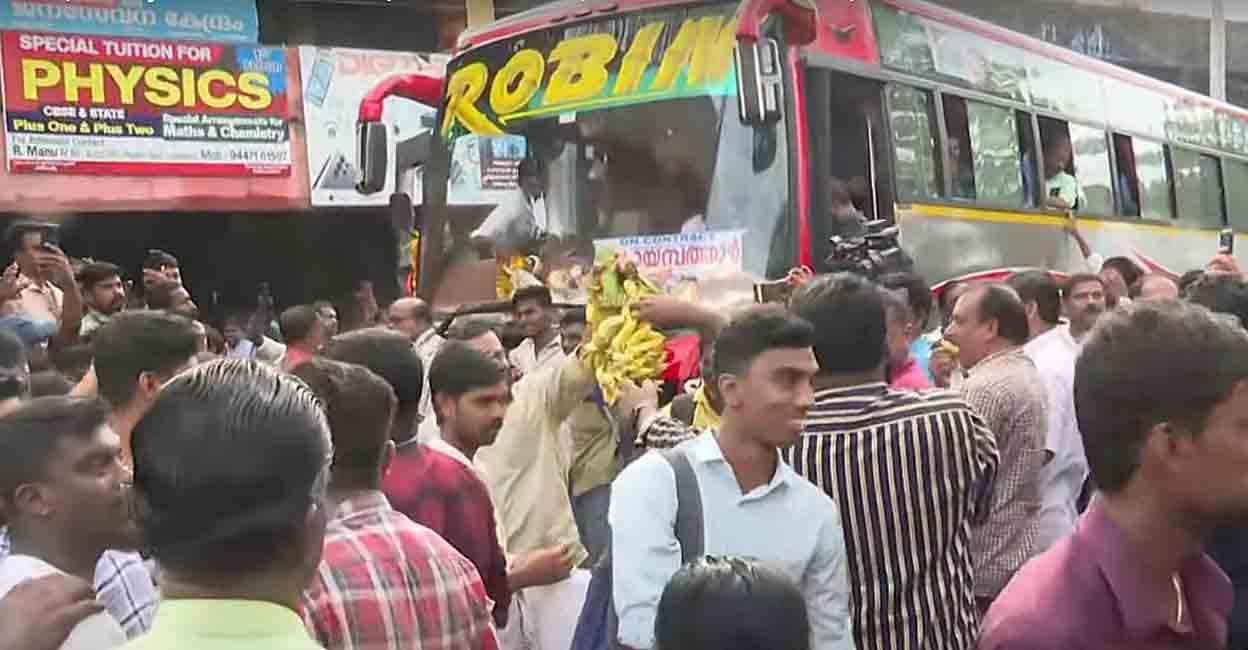 ആരാധകരുടെ ആദരവ് ഏറ്റുവാങ്ങി ‘റോബിൻ’ വീണ്ടും സർവീസ് തുടങ്ങി; നടപടി ...