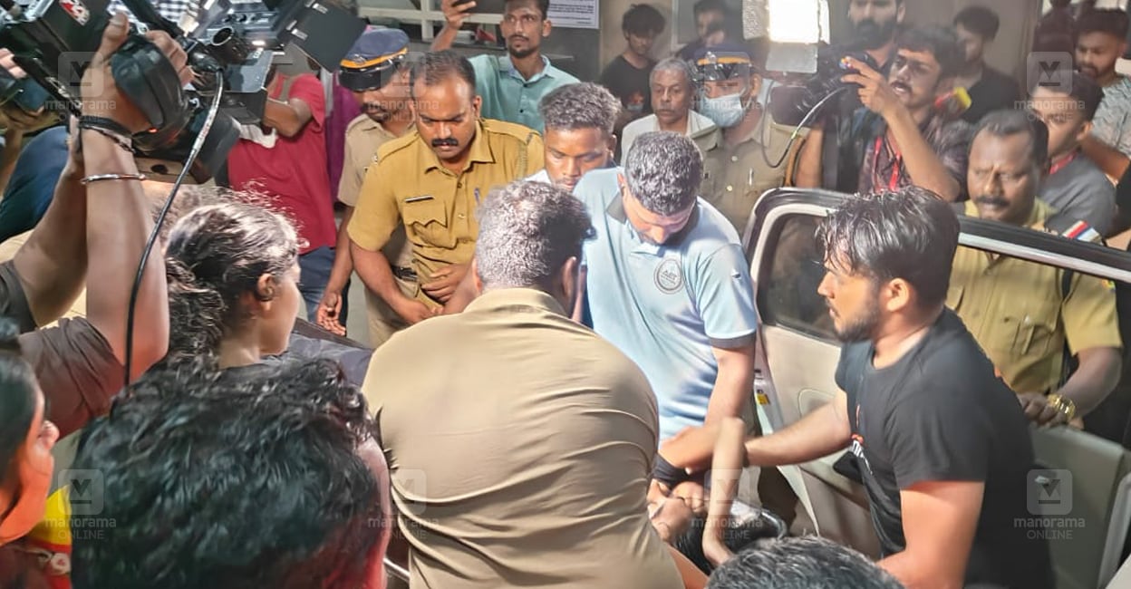 ഓഡിറ്റോറിയത്തിൽ ഉൾക്കൊള്ളാവുന്നതിലേറെ ആളുകൾ; നിയന്ത്രണത്തിന് ...