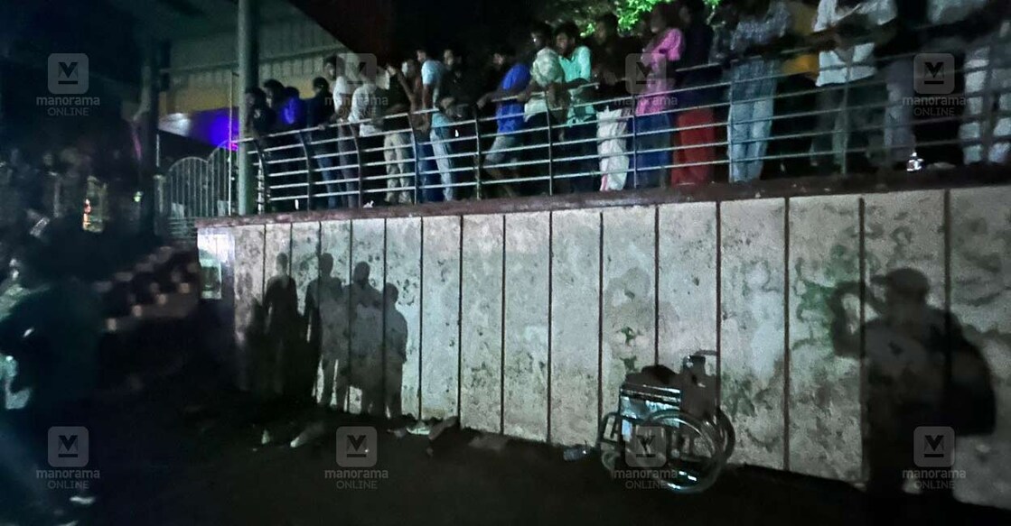 ഓഡിറ്റോറിയത്തിൽ ഉൾക്കൊള്ളാവുന്നതിലേറെ ആളുകൾ; നിയന്ത്രണത്തിന് ...