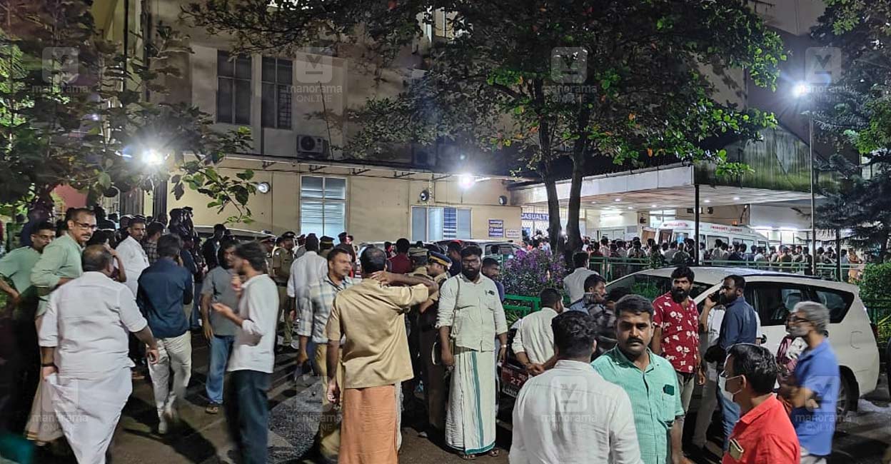 ഓഡിറ്റോറിയത്തിൽ ഉൾക്കൊള്ളാവുന്നതിലേറെ ആളുകൾ; നിയന്ത്രണത്തിന് ...