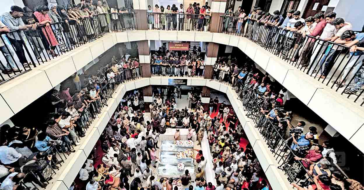 രക്ഷപ്പെട്ടവർ പറയുന്നു: ‘പലരും വീണത് തലയടിച്ച്... നിലവിളിയും അലർച്ചകളും ...