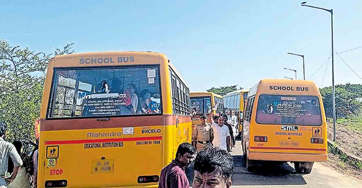 നവകേരള സദസ്സിനായി സ്കൂൾ മതിലുകൾ പൊളിക്കാ‍ൻ വീണ്ടും നിർദേശം - Another proposal to demolish the ...