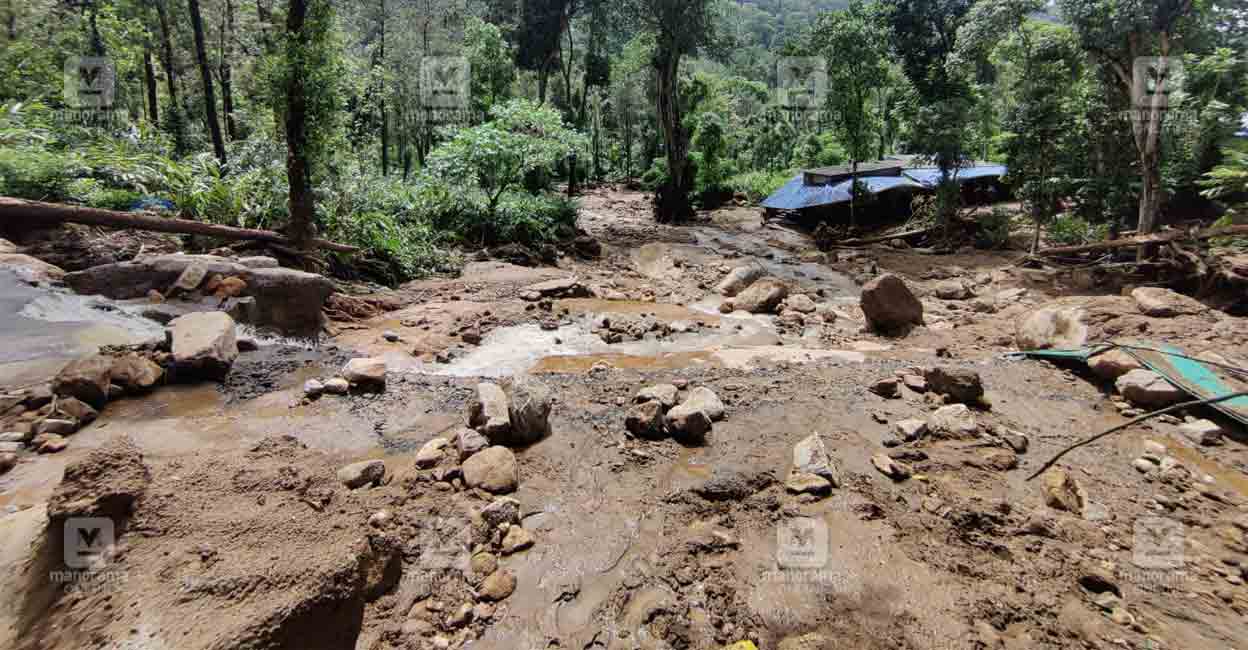 ഉരുൾപൊട്ടൽ, മണ്ണിടിച്ചിൽ: ഉടുമ്പന്‍ചോല-ചേരിയാര്‍ പാതയിൽ രാത്രിയാത്രാ ...