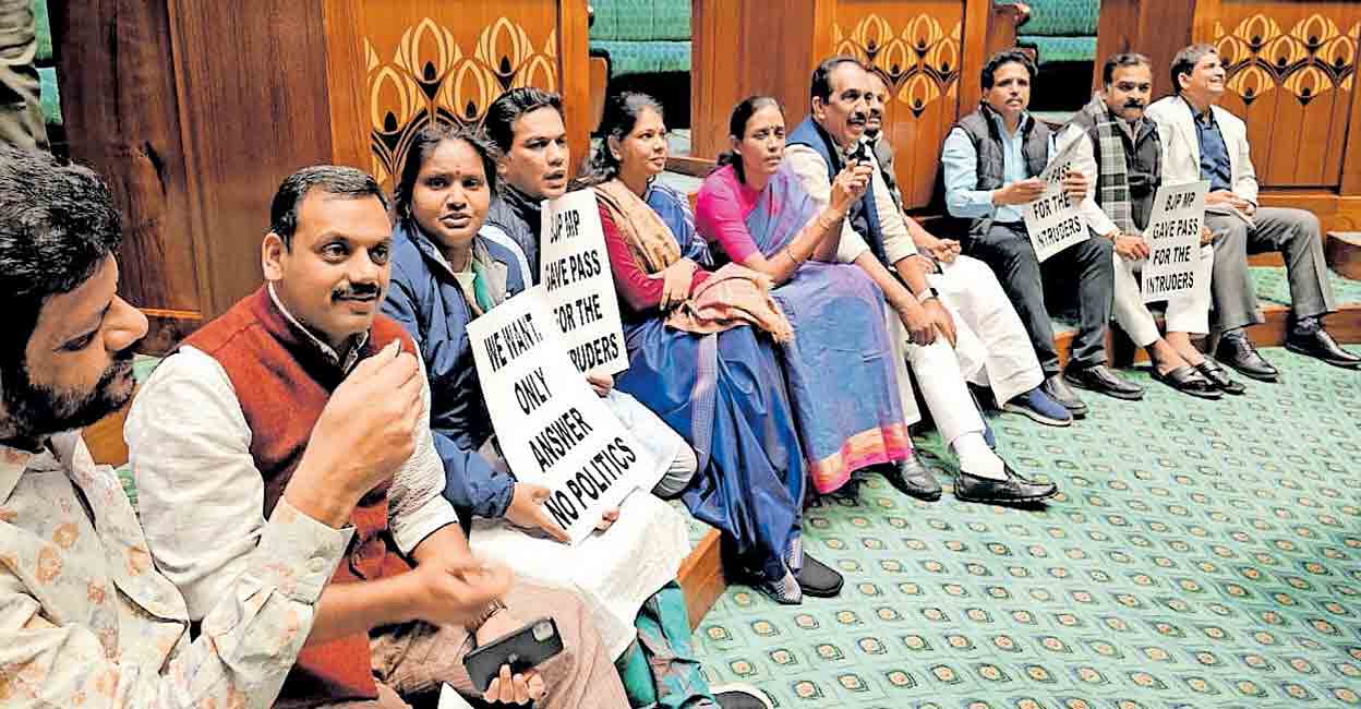 സുരക്ഷാ വീഴ്ച: പാർലമെന്റിൽ പ്രതിപക്ഷ പ്രതിഷേധം; 14 എംപിമാർക്ക് സസ്പെൻഷൻ - Parliament Security ...