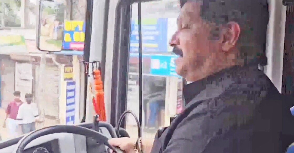 നവകേരള ബസ് വേദിക്കരികിൽ എത്തുമോ?; മുഖ്യമന്ത്രി എത്തും മുൻപ് ബസ് ഓടിച്ചു ...