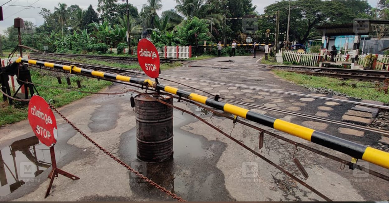 വാഹനമിടിച്ച് പെരുന്തുരുത്തി റെയിൽവേ ഗേറ്റ് തകർന്നു, വാഹനങ്ങ ...