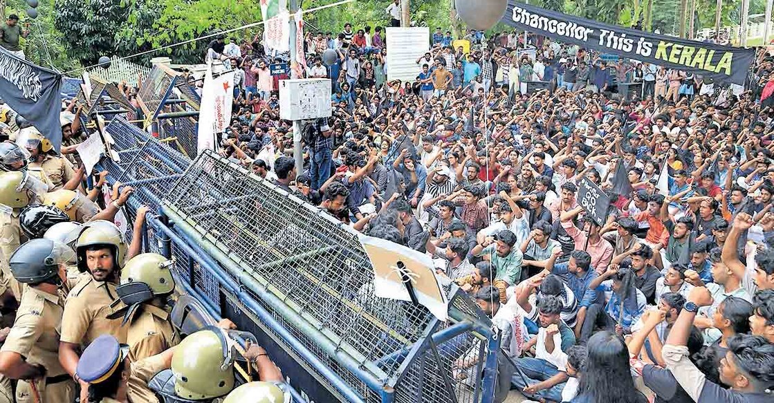 ഗവർണറുടെ പ്രസംഗത്തിനിടെ മതിൽ ചാടാൻ എസ്എഫ്ഐ ശ്രമം; ലാത്തിയടി - SFI ...