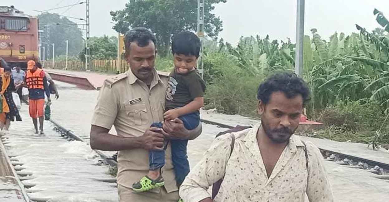 ട്രെയിനിനുള്ളിൽ കുടുങ്ങിയ 800 പേരെ രക്ഷിച്ചു; ഗർഭിണിയെ ഉൾപ്പെടെ എയ ...