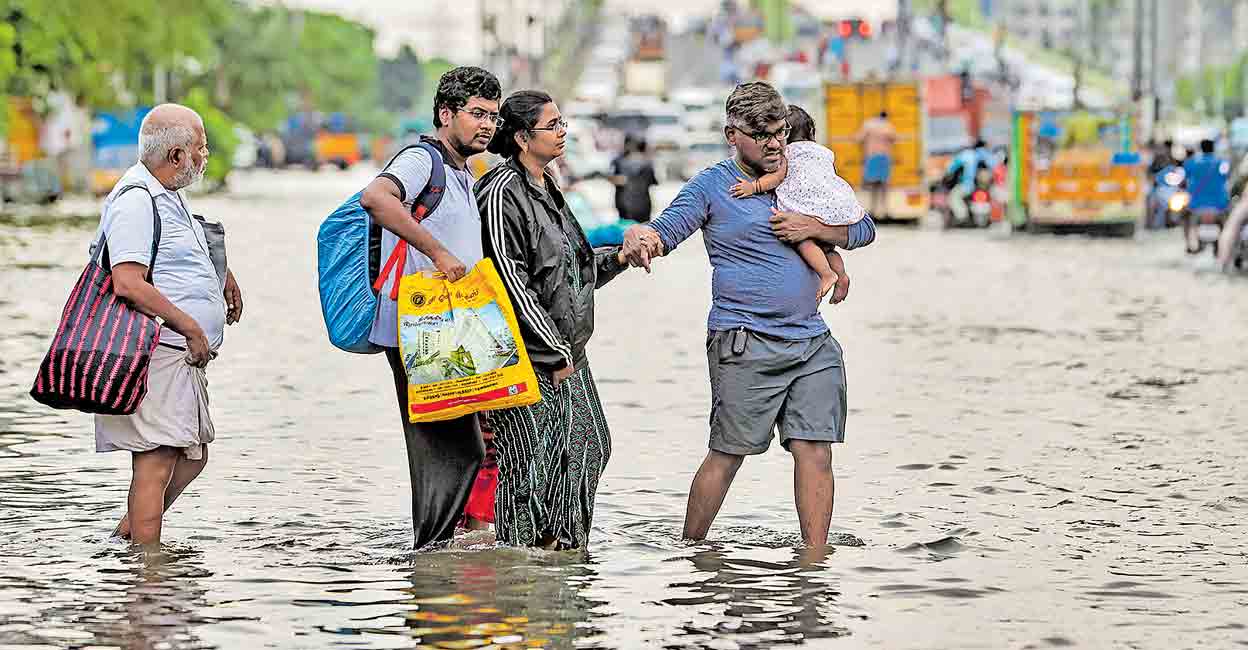 പെയ്തൊഴിഞ്ഞു; ഇനി പ്രതിരോധം: വെള്ളവും ഭക്ഷണവുമില്ലാതെ മലയാളികളും - Cyclone Michaung | Chennai ...