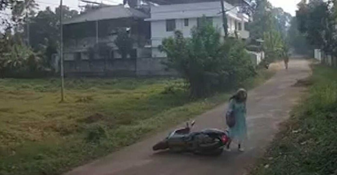 കുഴിയില്‍വീണ് ഇരുചക്രവാഹന യാത്രക്കാരിക്ക് പരുക്ക്; കാലിന്റെ എല്ലു പൊട്ടി: വിഡിയോ - Aluva ...