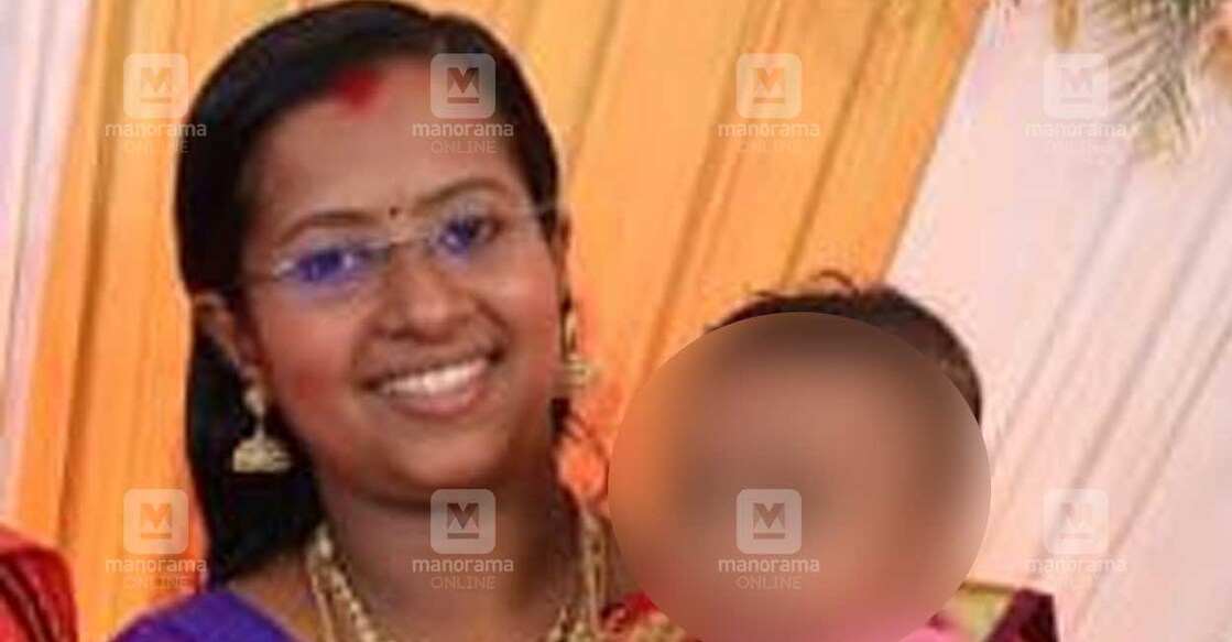 പരവൂരിൽ യുവതിയും ഒരു വയസ്സുള്ള കുഞ്ഞും ട്രെയിൻ തട്ടി മരിച്ചു ...