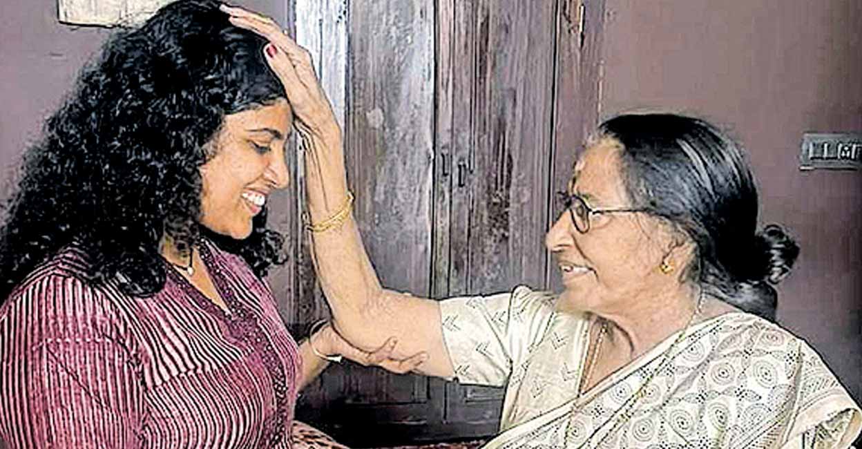 ചങ്ങമ്പുഴയുടെ മകളെ സന്ദർശിച്ച് ചിന്ത ജെറോം - Chintha Jerome visits ...