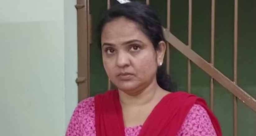 ബ്യൂട്ടി പാർലറിൽ എത്തുന്ന യുവതികൾക്ക് ലഹരി സ്റ്റാംപ് വിൽപന; ഉടമയായ ...