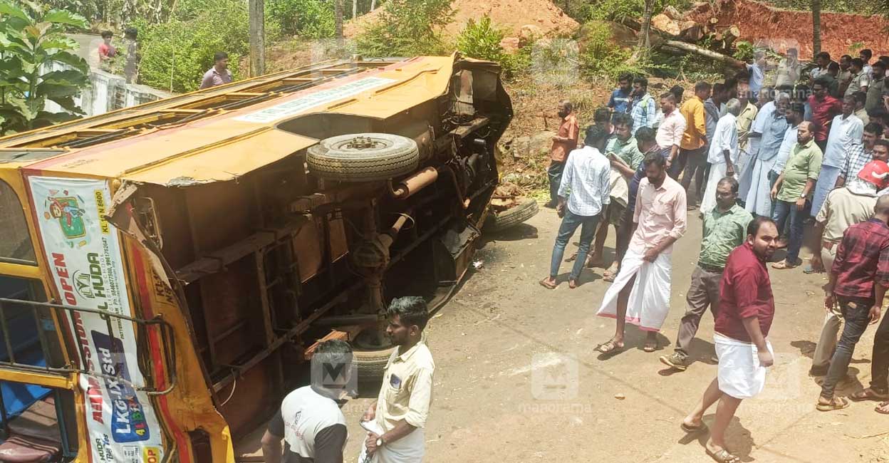 സ്കൂൾബസ് അതേ സ്കൂളിലെ മറ്റൊരു സ്കൂൾ ബസിലിടച്ചു; 30 കുട്ടികൾക്ക് പരുക്ക് ...