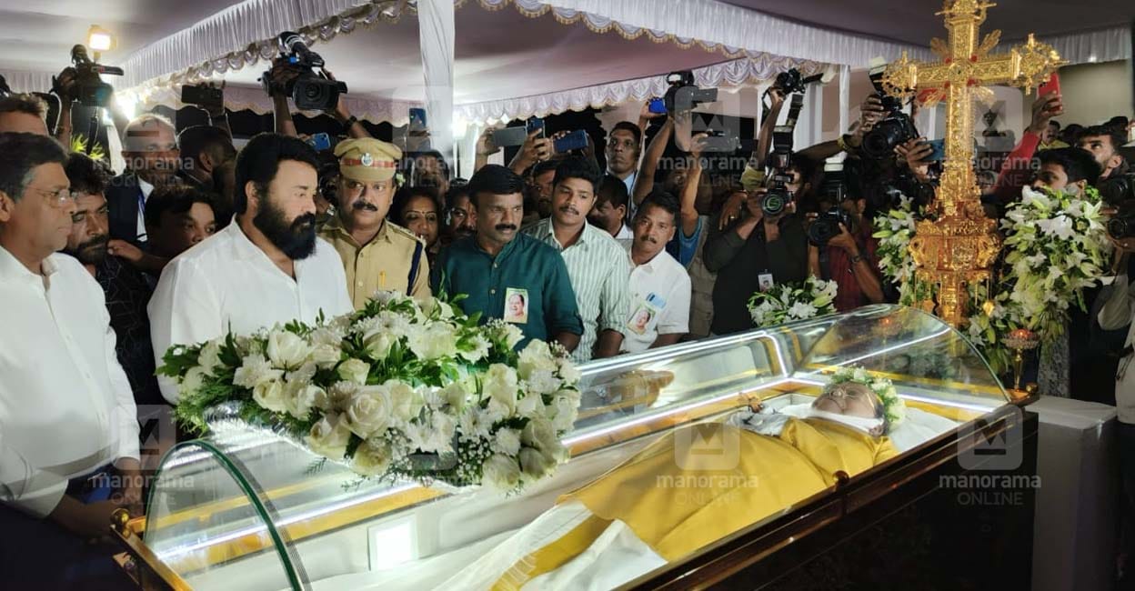 ചിരിയുടെ തമ്പുരാന് കണ്ണീരോടെ വിടചൊല്ലി ജനസഹസ്രം; ഹൃദയവേദനയി ...