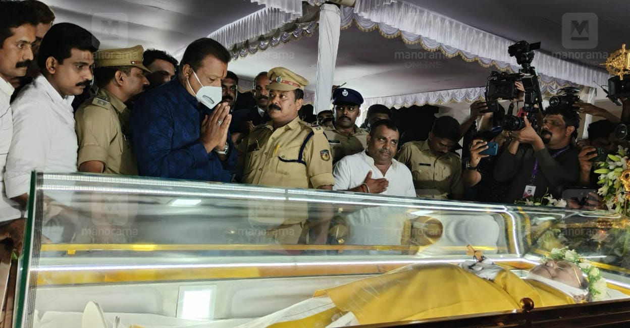 ചിരിയുടെ തമ്പുരാന് കണ്ണീരോടെ വിടചൊല്ലി ജനസഹസ്രം; ഹൃദയവേദനയി ...