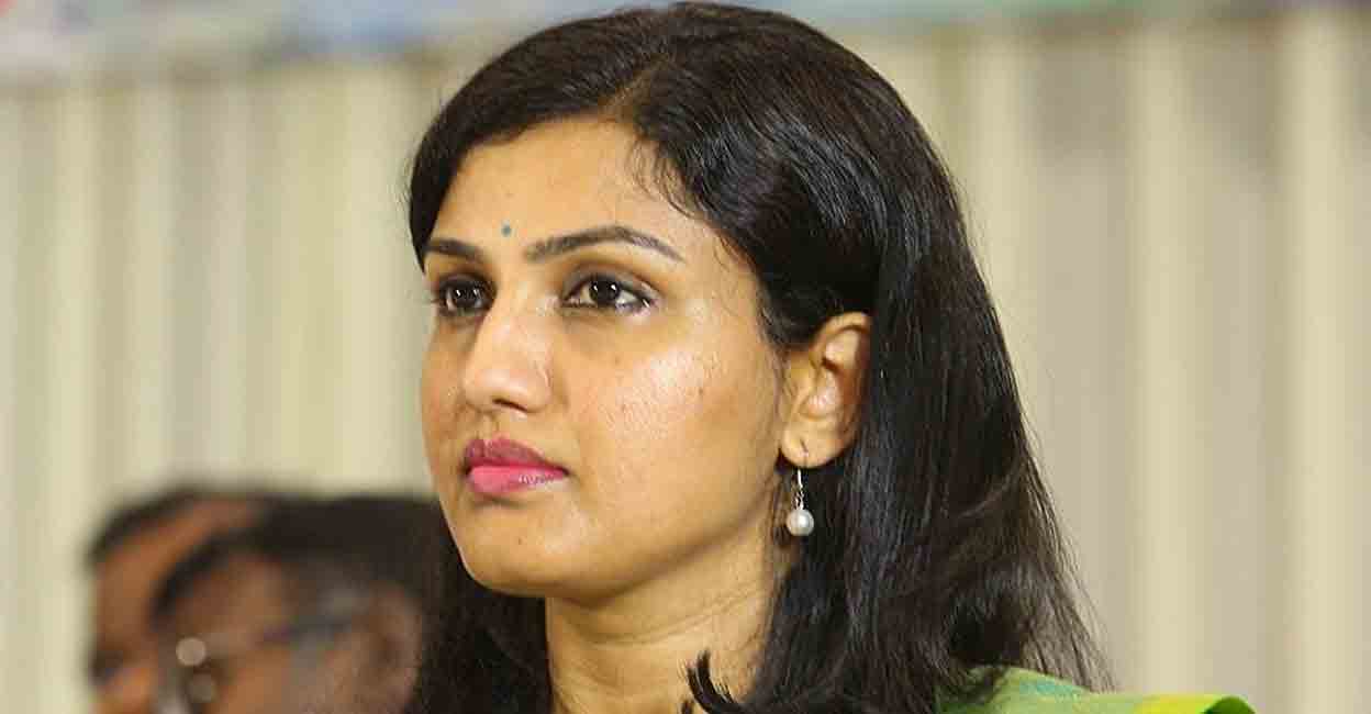 രേണു രാജിനെ വയനാട്ടിലേക്ക് മാറ്റി - Ernakulam Collector Renu Raj ...