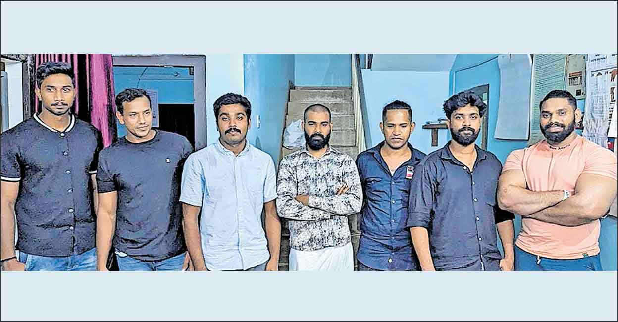 സ്വർണം കടത്തുന്ന യാത്രക്കാരെ തട്ടാൻ എത്തിയ ആറംഗ സംഘം പിടിയിൽ - Six ...