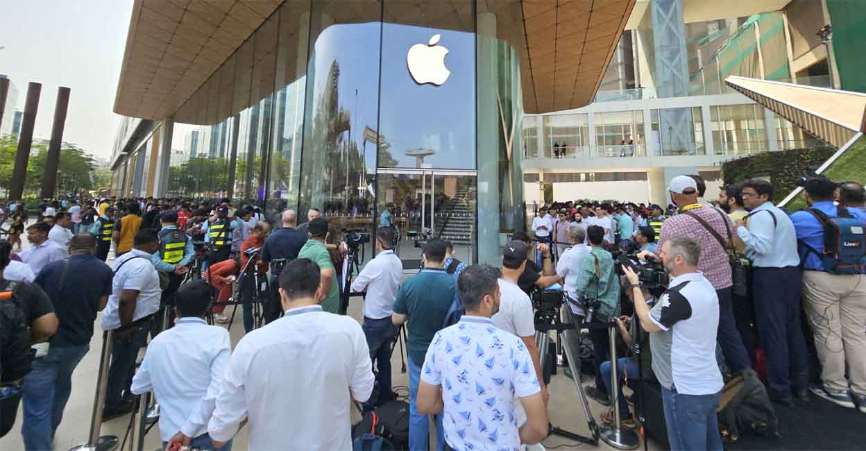 ആപ്പിൾ ഇനി ഇന്ത്യയ്ക്കും സ്വന്തം; മുംബൈ സ്റ്റോർ തുറന്നുനൽകി ടിം കുക്ക് ...