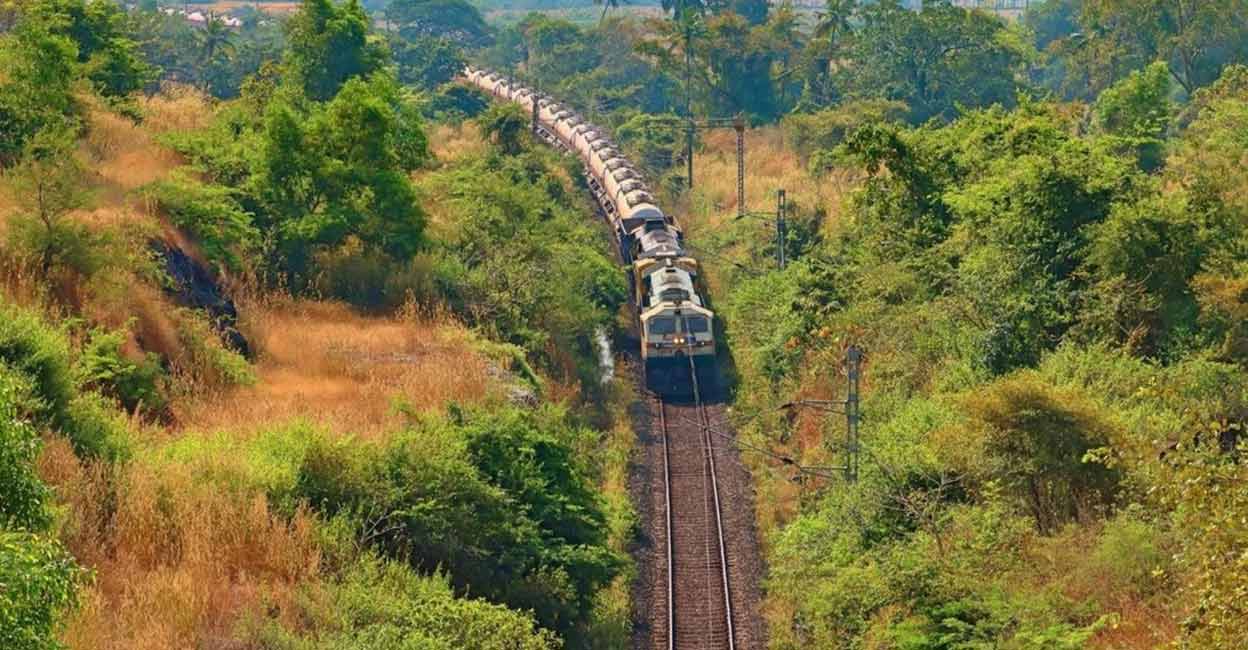 കൊങ്കണിലൂടെയുള്ള ട്രെയിനുകൾ വഴി തിരിച്ചുവിടുന്നു-Konkan Railway route halted due to waterlogging ...