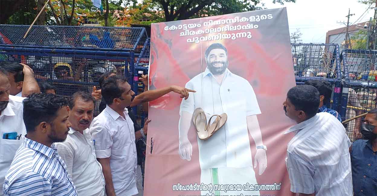 ‘വന്ദനയുടെ വീട്ടിൽ വീണാ ജോർജ് കരഞ്ഞത് ഗ്ലിസറിൻ ഉപയോഗിച്ച്; കഴുതക്കണ്ണീ ...