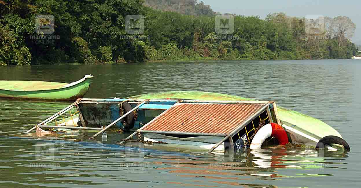 പത്തിൽതാഴെ സീറ്റ്, 61 യാത്രക്കാർ! അന്ന് തട്ടേക്കാട്ട് നടന്നത് ...
