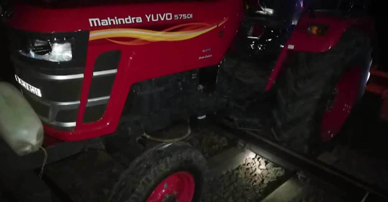 കാസർകോട് റെയിൽവേ ട്രാക്കിൽ ട്രാക്ടർ കുടുങ്ങി; ട്രെയിൻ ഗതാഗതം തടസ്സപ്പെട്ടു - Tractor | Train ...